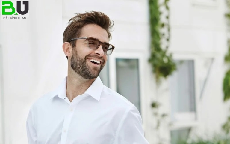 So sánh kính đổi màu Essilor Transition Gen 8 và Zeiss Photofusion